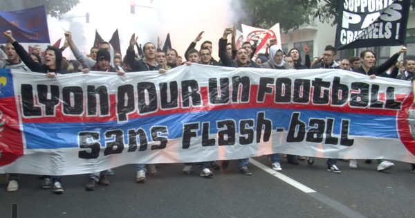Lyon : 1000 "ultras" ont défilé contre l'utilisation du flash-ball