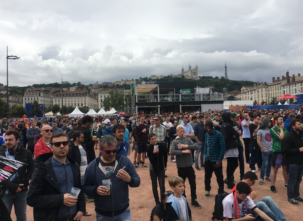 Euro : des supporters en kilt dans la fan zone de Lyon