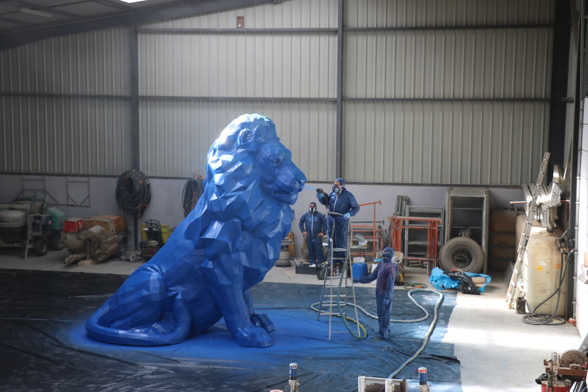 Découvrez la restauration du lion bleu du Parc OL en vidéo