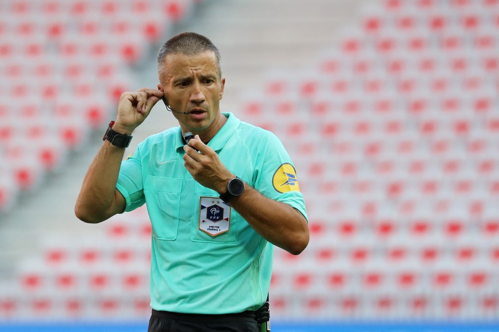 Jérôme Miguelgorry au sifflet du match Red Star - OL