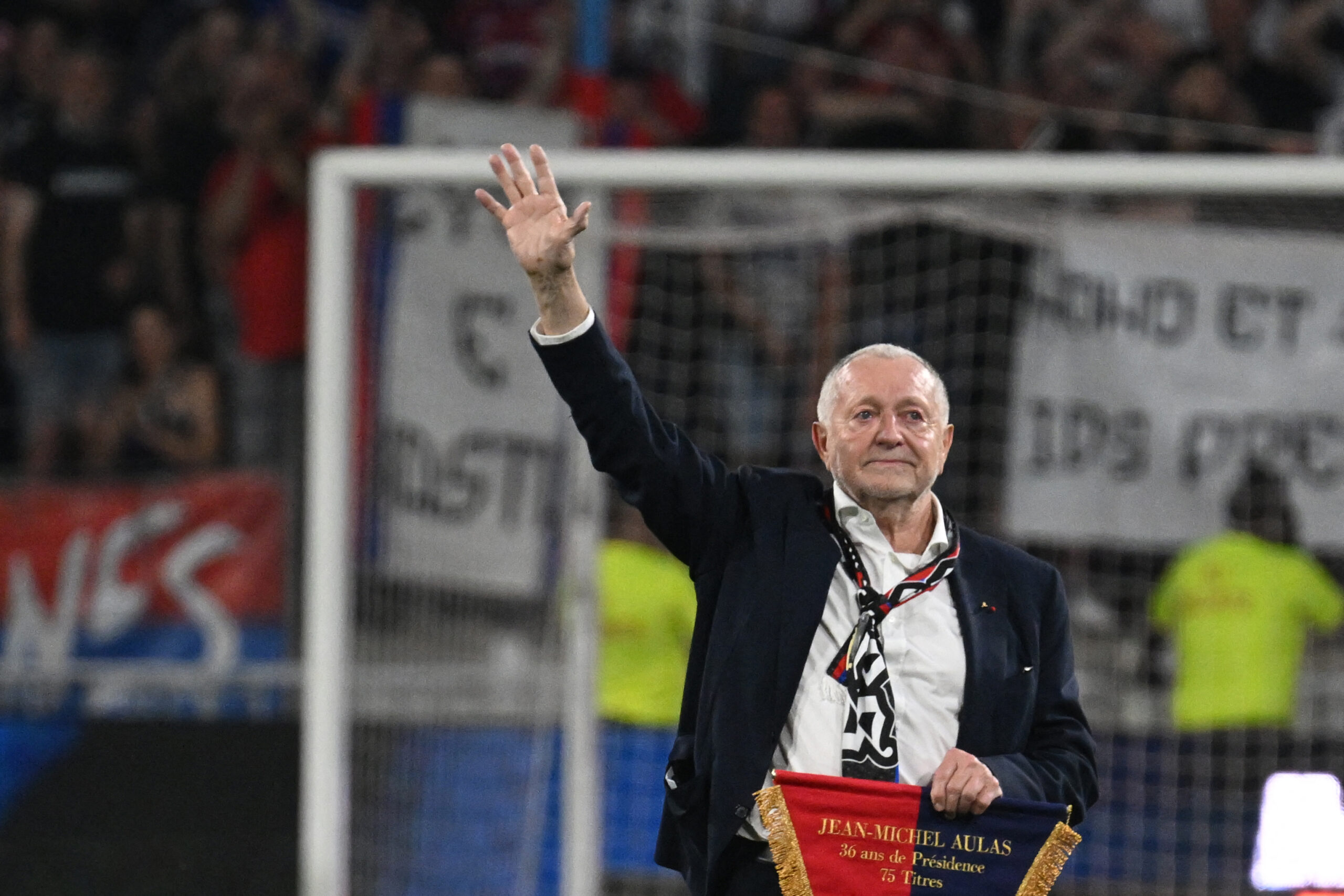 Aulas "réfléchit" à une candidature aux municipales de Lyon