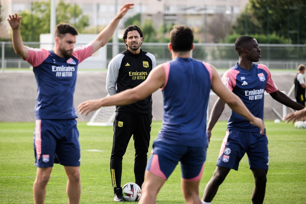 Les joueurs de l'OL font face à un Grosso très remonté
