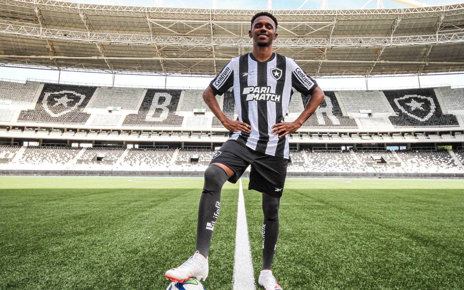 Jeffinho (OL) réussit ses débuts avec Botafogo