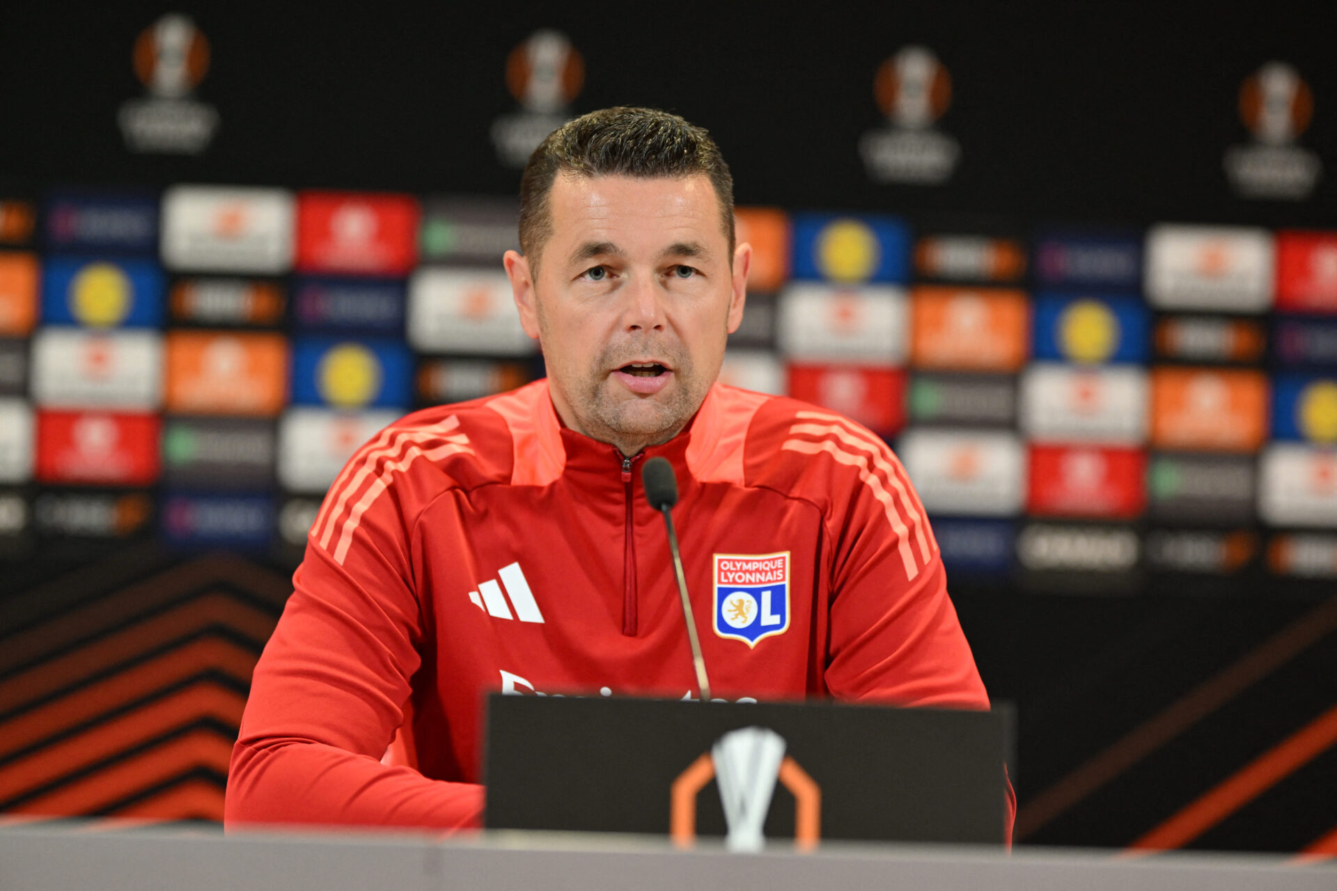 Sage (OL) : "Si on arrive à rendre les gens heureux…"