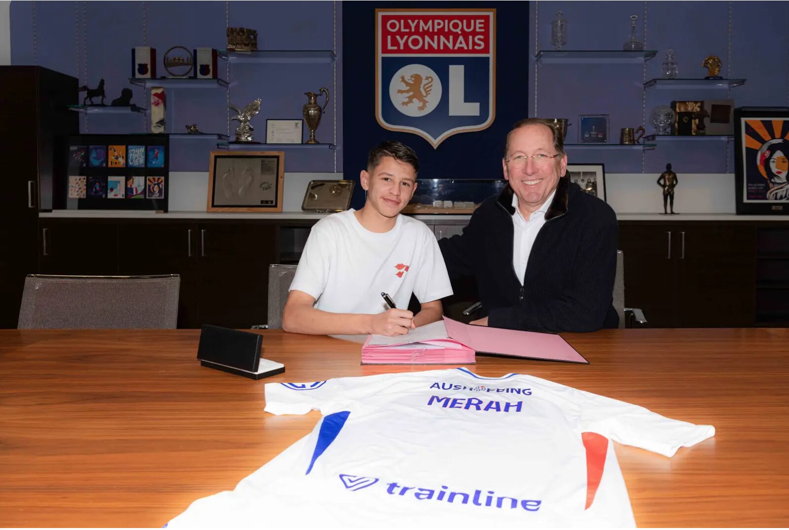 Khalis Merah signe son premier contrat avec l'OL