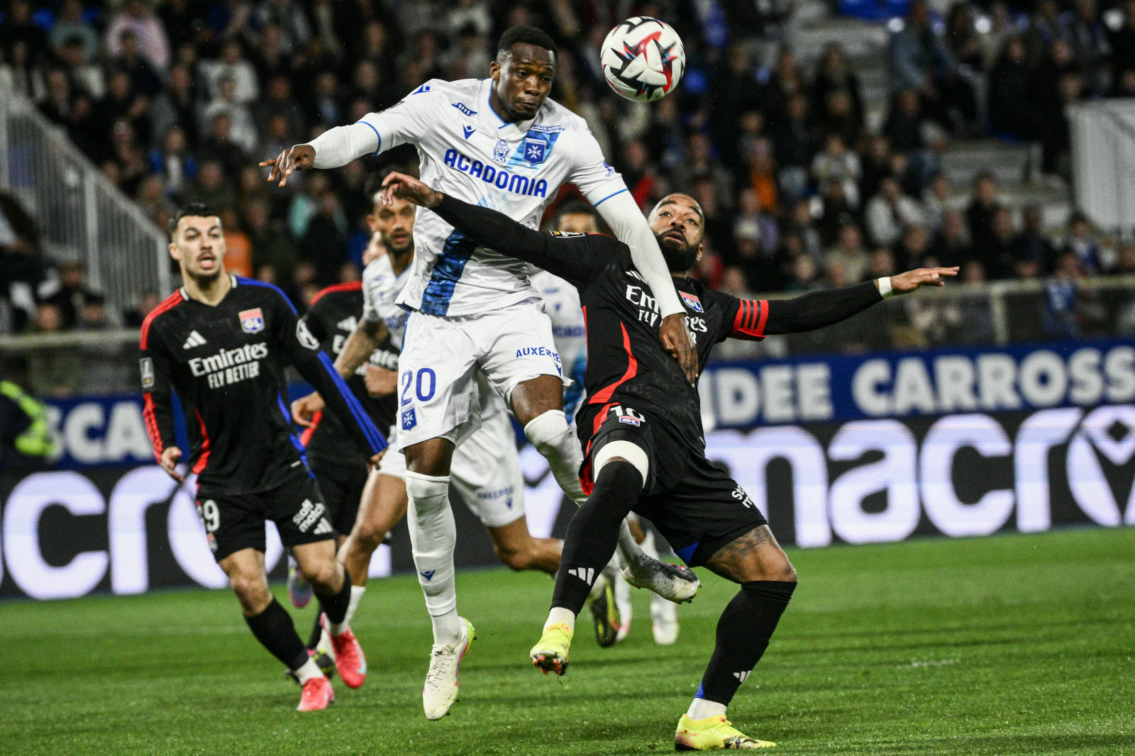 ASSE - OL : Descamps titulaire, Mikautadze et Lacazette titulaires
